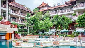 Hotel com piscina, várias varandas e áreas de estar ao ar livre.