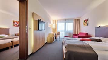 Roupa hipoalergénica, cofre no quarto, secretária