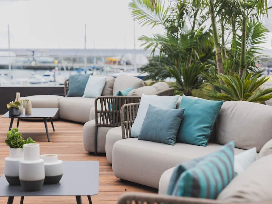 Piscina interna, piscina externa, guarda-sóis, espreguiçadeiras