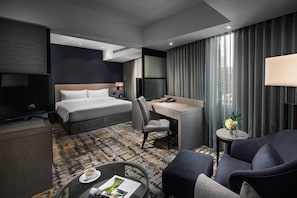 Suite, 1 cama de casal (VIP Suite ) | Cofre no quarto, secretária, cortinas/cortinados opacos 
