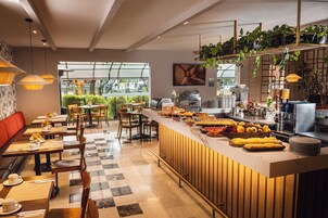 Pequenos-almoços, almoços, jantares servidos, com vista para o jardim 