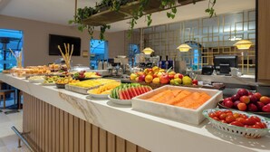 Um buffet com diversas frutas e legumes.