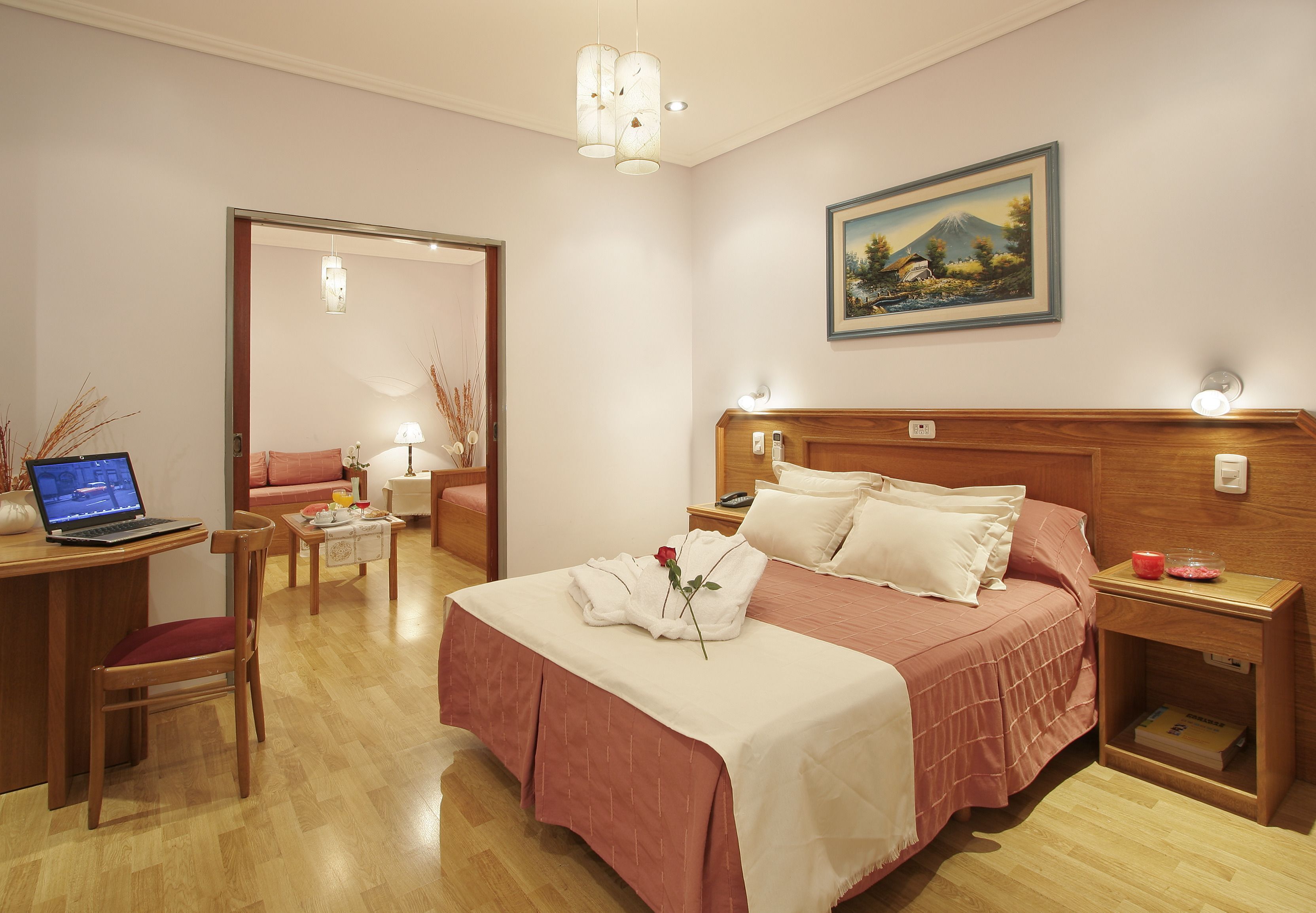 Roupa hipoalergénica, minibar, cofre no quarto, secretária 