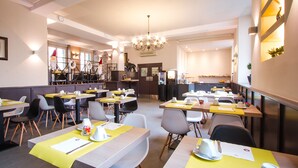 Um restaurante moderno com várias mesas, cadeiras e um espaço de bar.