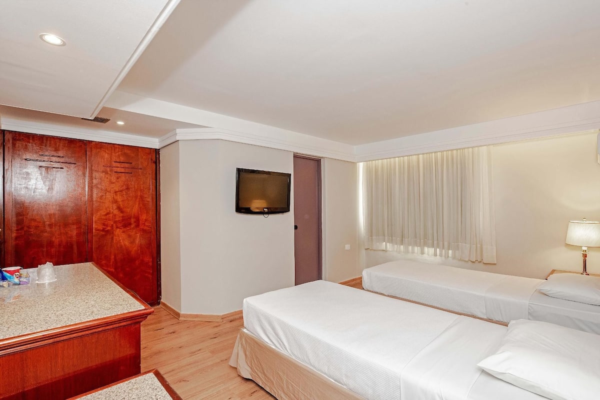 Frigobar, cofres nos quartos, escrivaninha, cortinas blackout