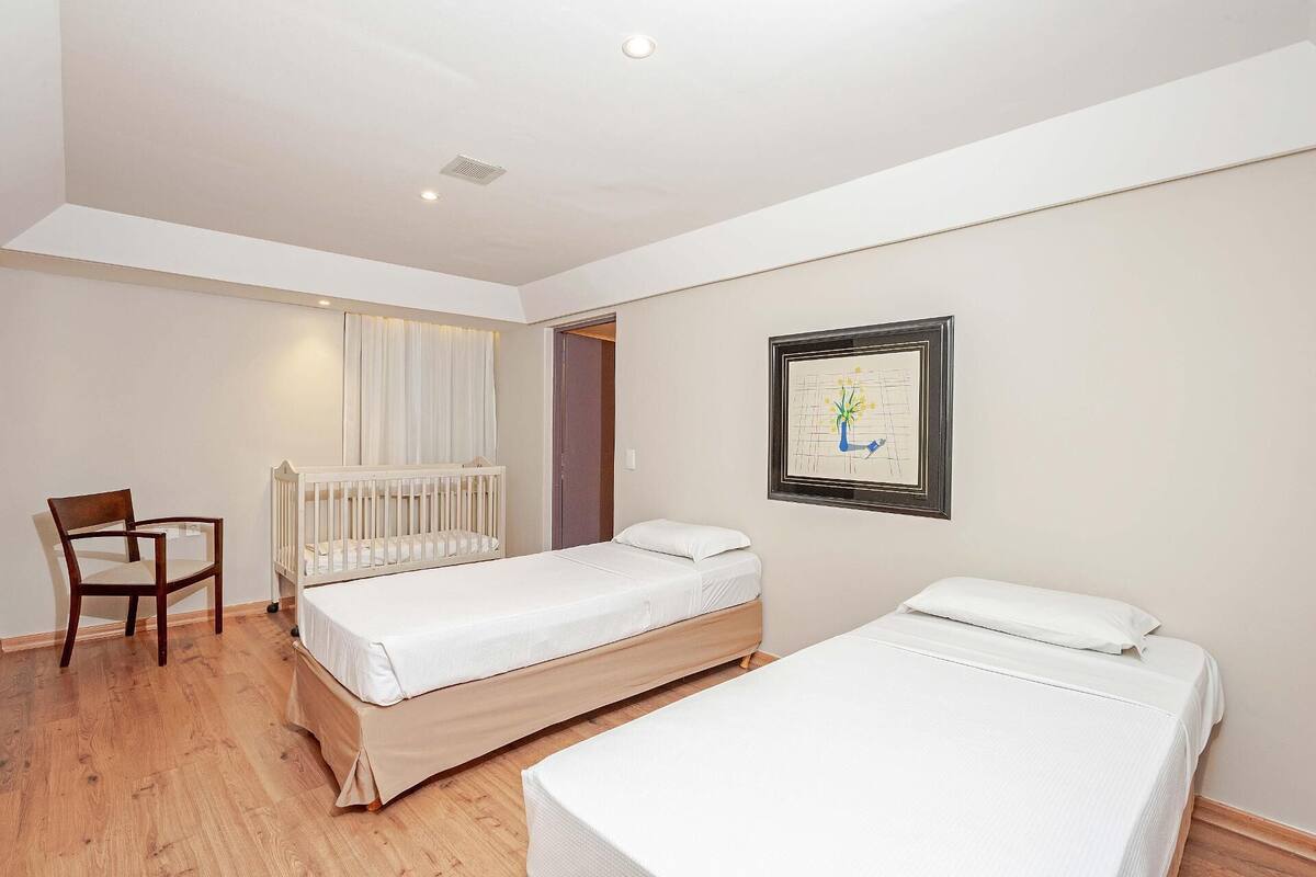 Frigobar, cofres nos quartos, escrivaninha, cortinas blackout