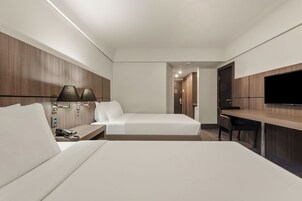 Quarto duplo luxo, 2 camas de solteiro | Frigobar, cofres nos quartos, escrivaninha, Wi-Fi de cortesia