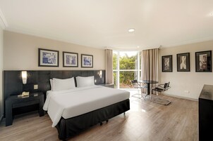 Quarto casal clássico | Roupas de cama premium, frigobar, cofres nos quartos, cortinas blackout