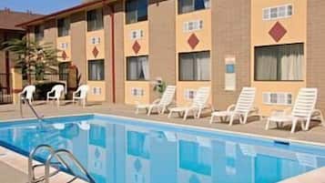 Piscina exterior sazonal