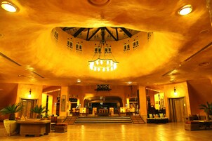 3 bares/lounges, bar ao lado da piscina