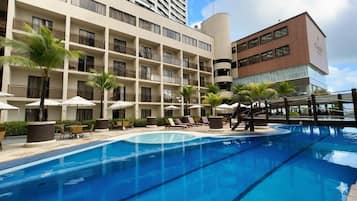 Piscina exterior, da(s) 9:00 à(s) 21:00, espreguiçadeiras