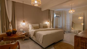 Suite Charme | Frigobar, cofres nos quartos, escrivaninha