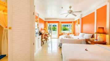 Quarto Superior, banheira, vista para a piscina | Cofre no quarto, secretária, cortinas/cortinados opacos