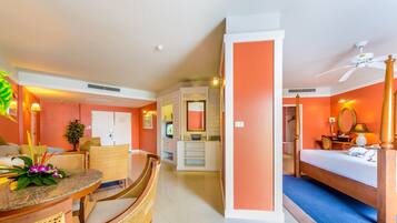 Quarto Deluxe, banheira, vista para a piscina | Cofre no quarto, secretária, cortinas/cortinados opacos