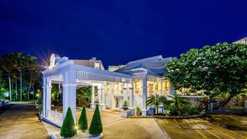 Fachada do alojamento (tarde/noite)