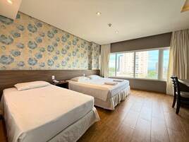 Quarto triplo premier | Frigobar, cofres nos quartos, quartos à prova de som, Wi-Fi de cortesia