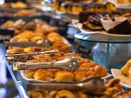Café da manhã com buffet grátis todos os dias