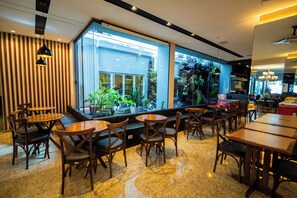 Almoço, jantar e brunch aos fins de semana; culinária brasileira 