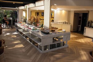 Café da manhã completo grátis todos os dias