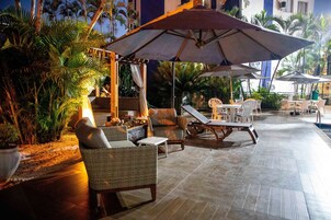 Piscina externa, funciona das 10h30 às 21h, barracas de cortesia