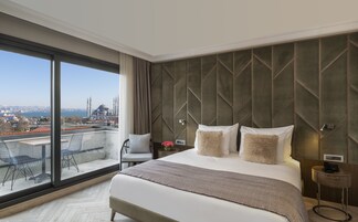 Quarto Deluxe, varanda, vista para o mar | Minibar, cofre com capacidade para portátil, secretária 