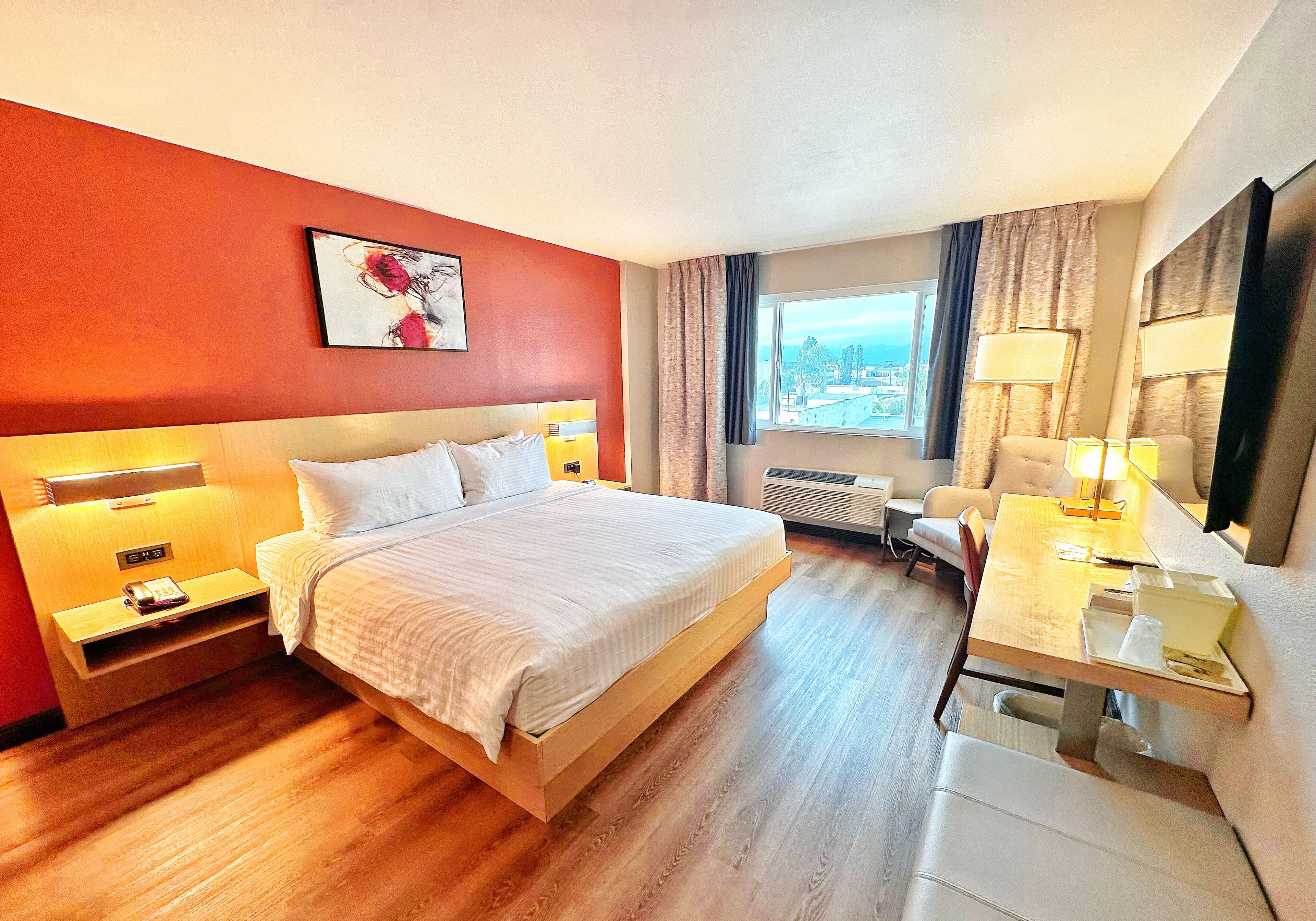 Quarto solteiro, para não fumantes | Cofres nos quartos, individualmente mobiliados, escrivaninha