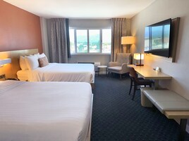 Quarto casal, para não fumantes | Cofres nos quartos, individualmente mobiliados, escrivaninha