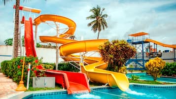 2 piscinas externas, guarda-sóis, espreguiçadeiras