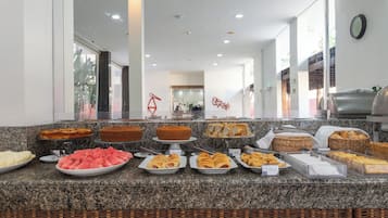 Pequenos-almoços, almoços servidos, cozinha regional, junto à piscina