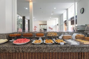Café da manhã, almoço e jantar