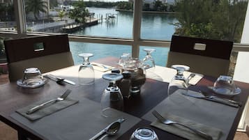 Pequenos-almoços servidos, cozinha americana, com vista para a piscina