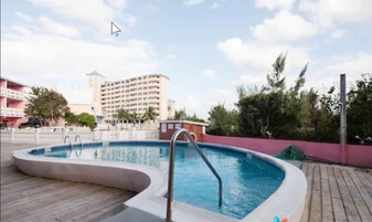 Piscina externa, guarda-sóis, espreguiçadeiras