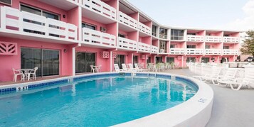 Piscina externa, guarda-sóis, espreguiçadeiras