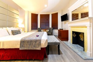 One King Bed, Standard | Cofres nos quartos, ferros/tábuas de passar roupa