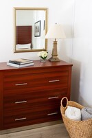 Cofre no quarto, secretária 