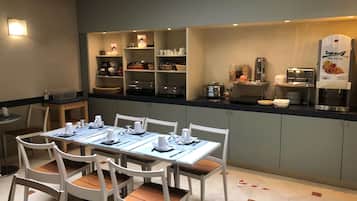 Café da manhã com buffet todos os dias (EUR 15 por pessoa)