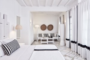 Suíte estúdio júnior, banheira de hidromassagem | Cofres nos quartos, quartos à prova de som, Wi-Fi de cortesia