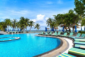 2 piscinas externas, espreguiçadeiras