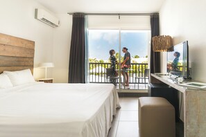 Cofre no quarto, secretária, cortinas/cortinados opacos 