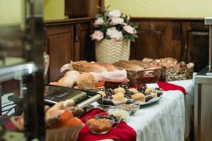 Pequeno-almoço tipo buffet diário mediante uma taxa 