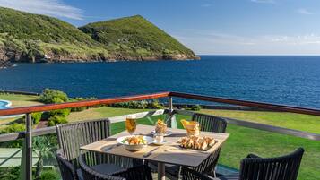 Pequenos-almoços servidos, cozinha portuguesa, com vista para o oceano