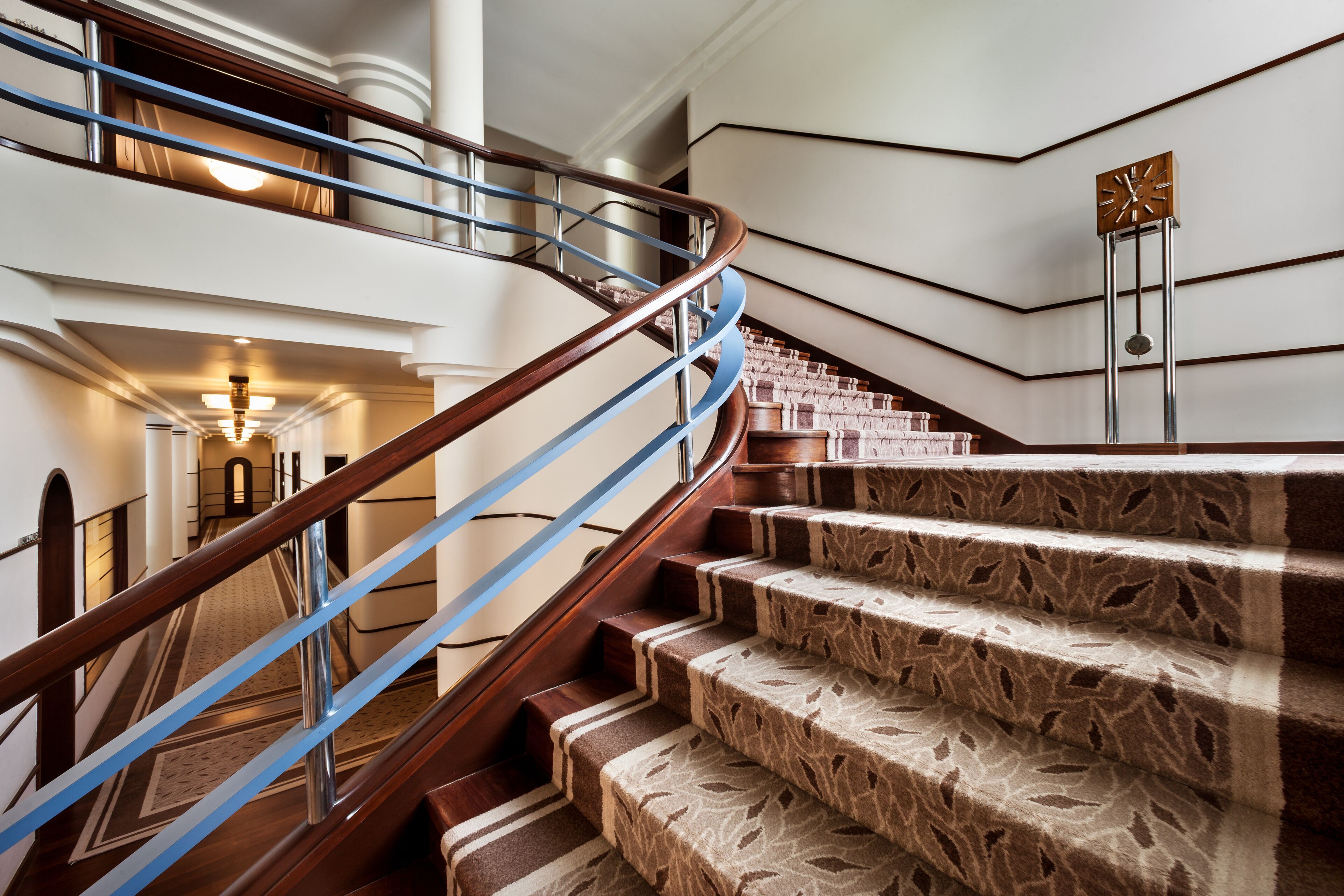 Roupa de alta qualidade, minibar, cofre no quarto, secretária 