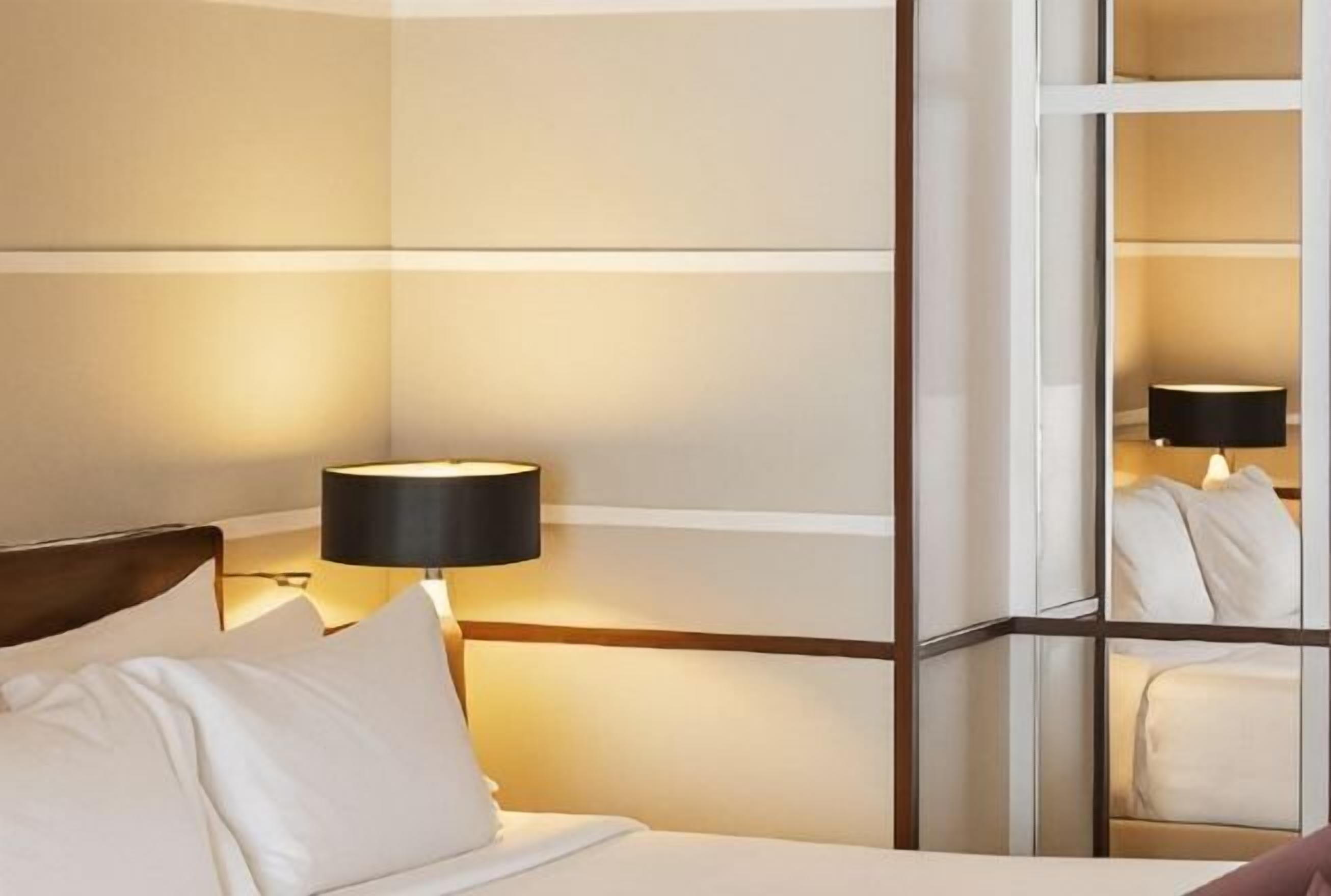 Roupas de cama premium, frigobar, cofres nos quartos, escrivaninha