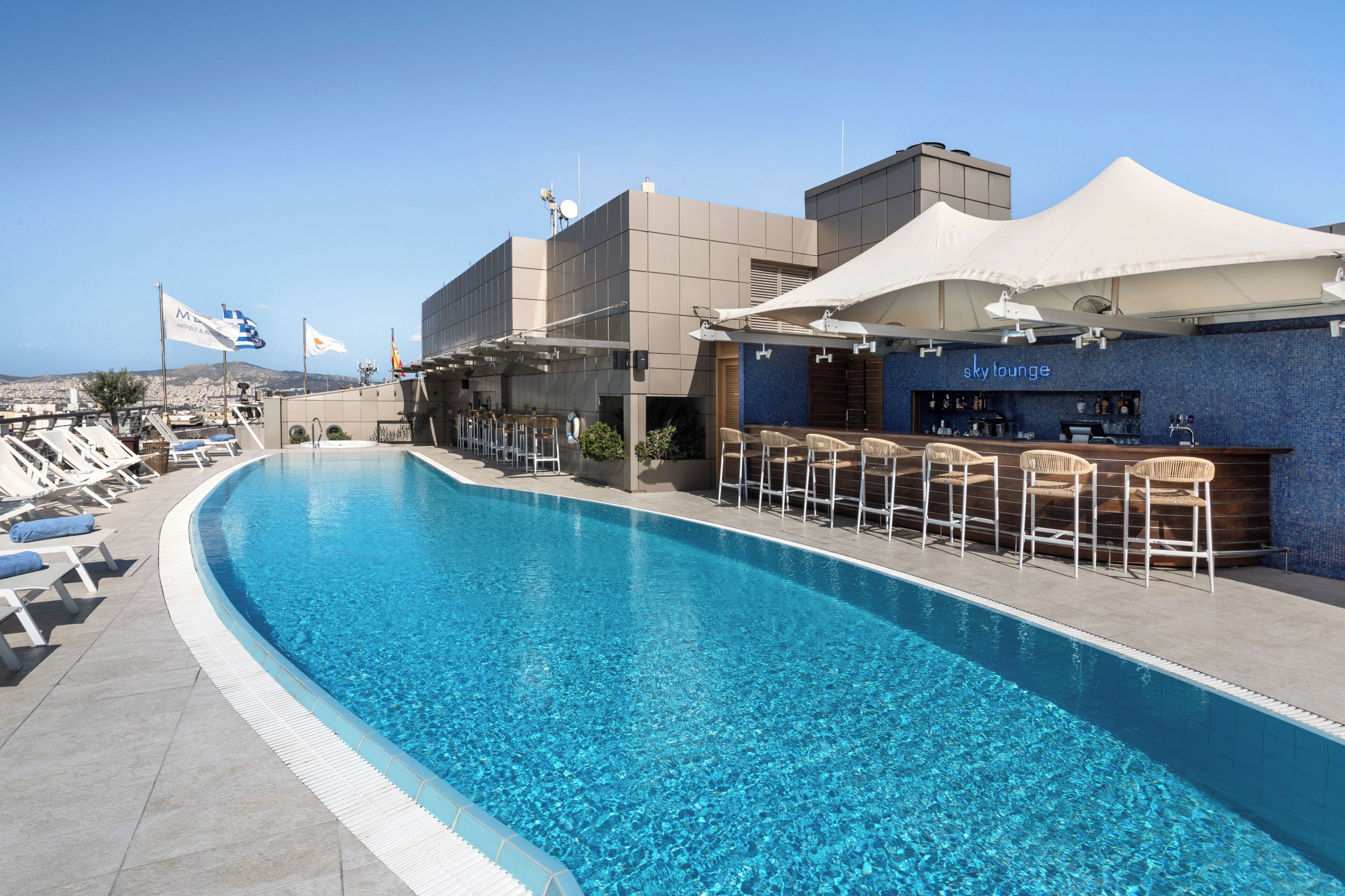 Piscina externa sazonal, funciona das 10h às 18h, guarda-sóis