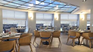 3 restaurantes, pequenos-almoços servidos, cozinha mediterrânica