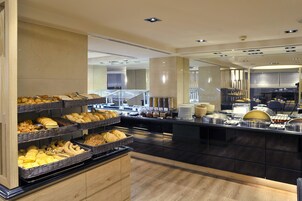 Pequeno-almoço tipo buffet diário (19 EUR por pessoa) 