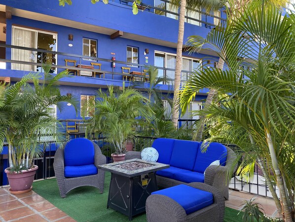 Terraço com espreguiçadeiras