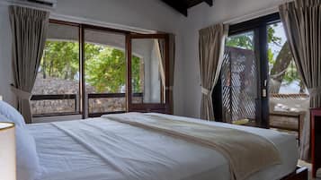 Cofre no quarto, secretária, roupa de cama fornecida