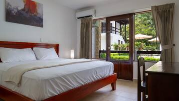 Standard Room Plus 1 King Bed | Cofres nos quartos, escrivaninha, roupa de cama