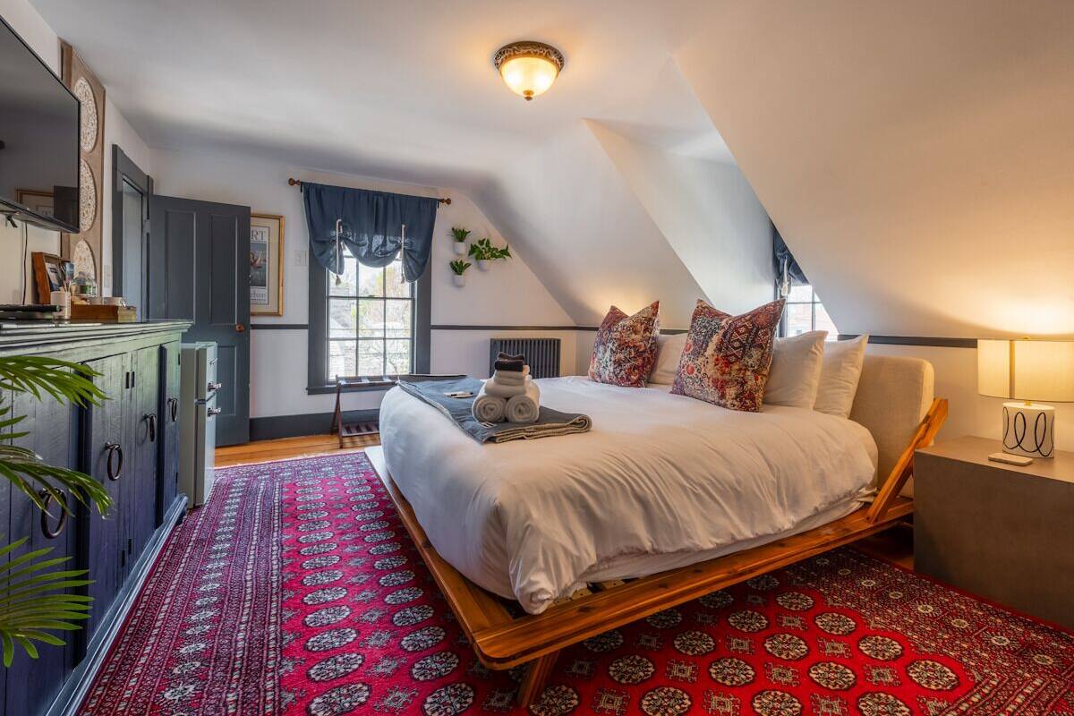 Quarto Deluxe (Above Board) | Roupa de alta qualidade, edredões de penas